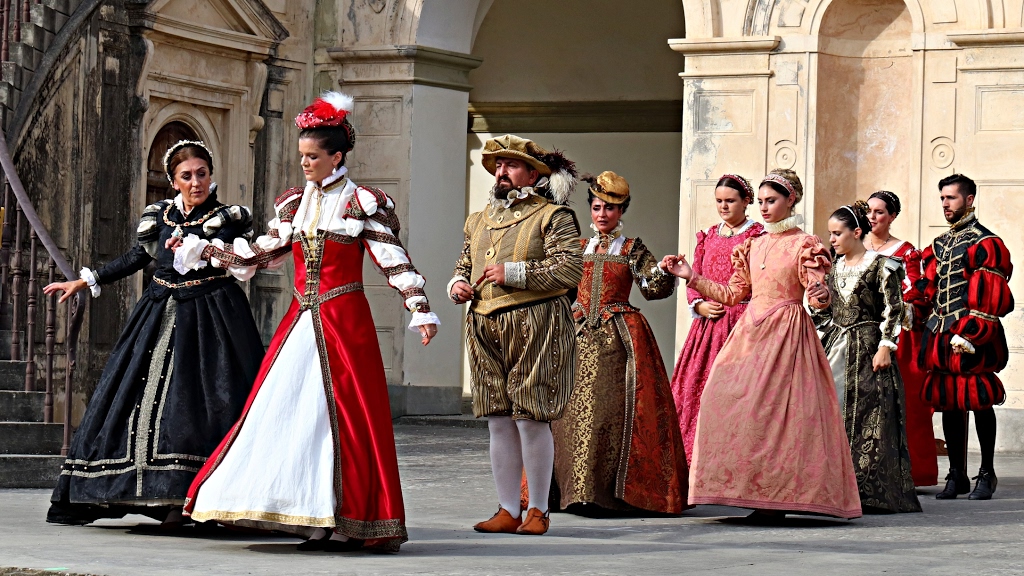 Corteo: dizionario, significato e curiosità