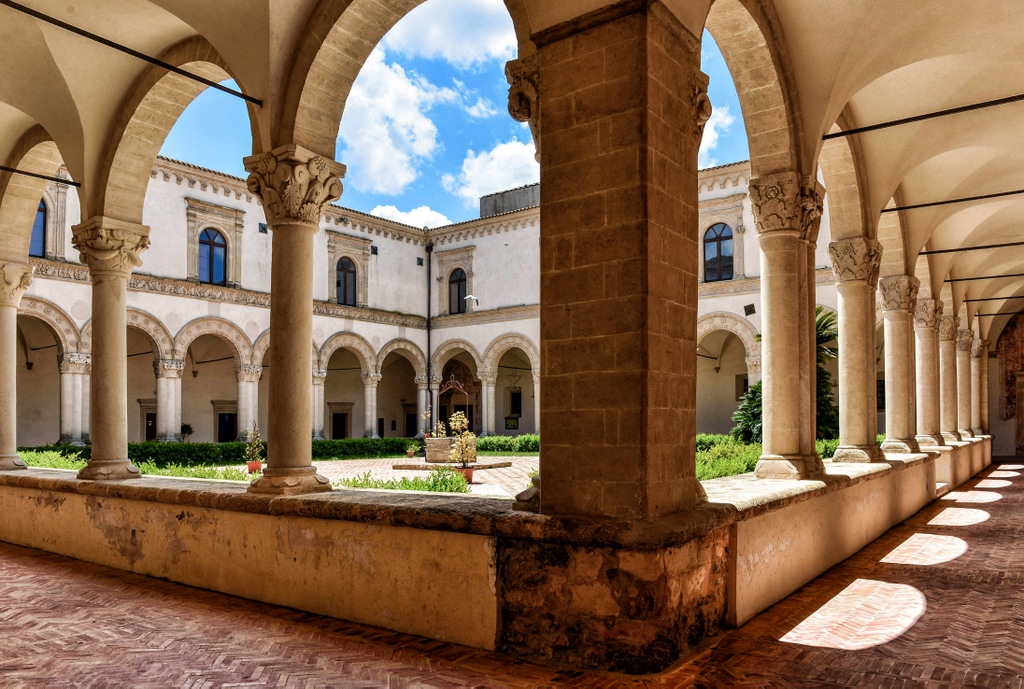 Pilastro: dizionario, significato e curiosità